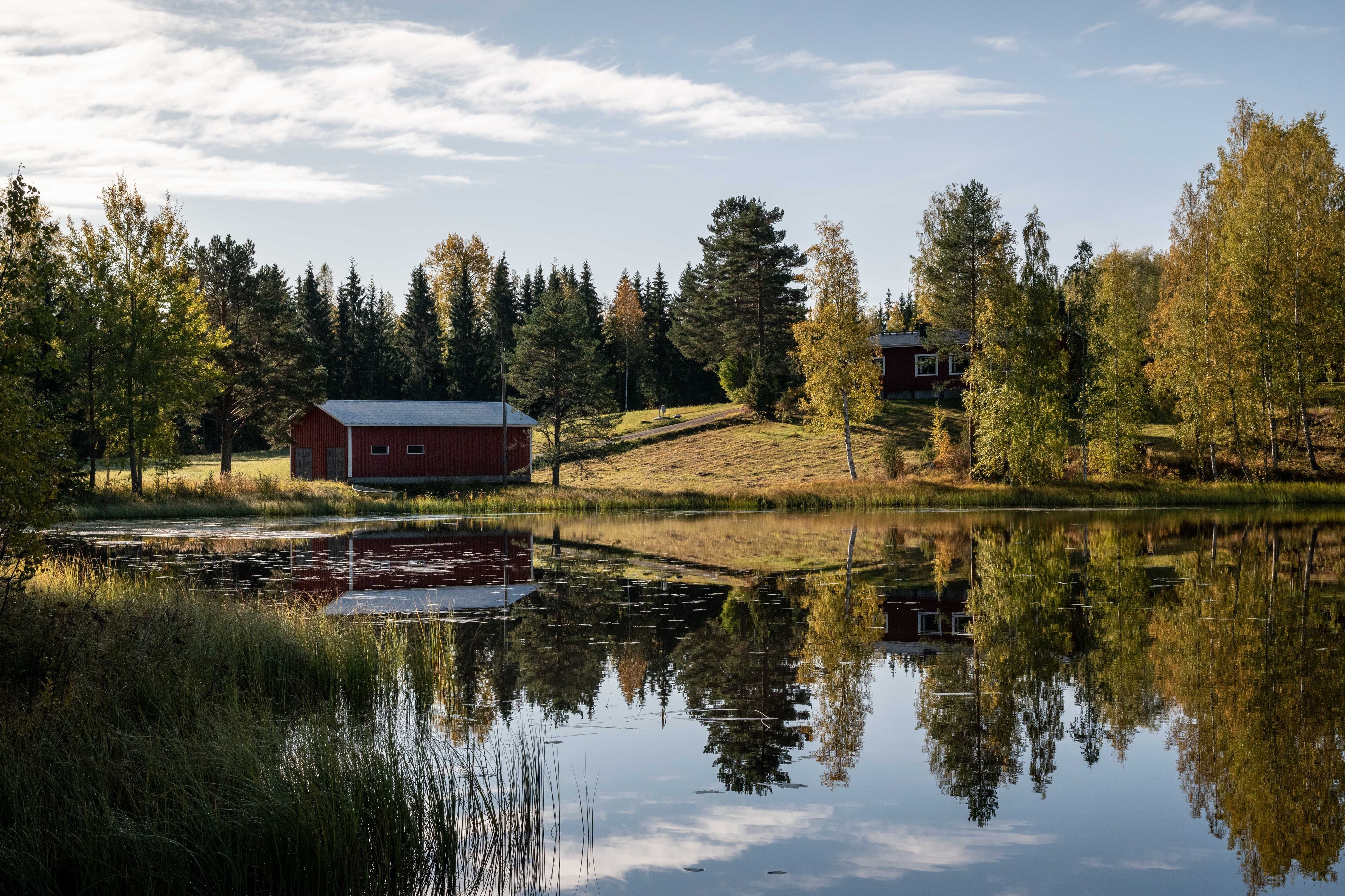 4k-wallpaper-cabin-calm-waters-3109271